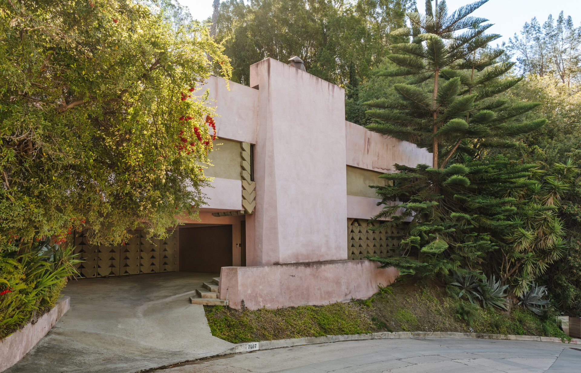 Live Like A Cinema Legend: The David Lynch Compound, $15M | California ...